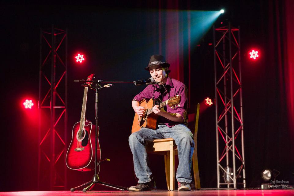 Drapeau blanc bouteille brune | Etienne Labbe | Étienne Labbé