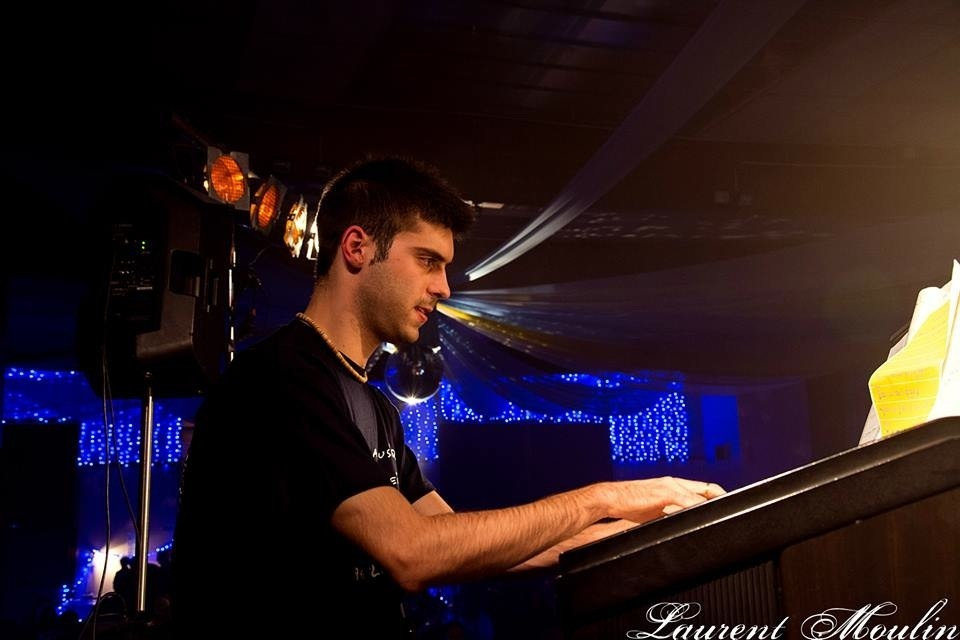 The Walking Piano | Alessandro Marinelli . Let the show start ...