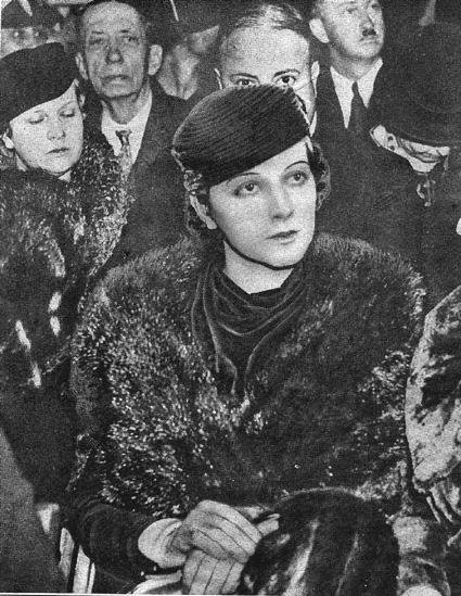 Betty Gow - Still At War | Betty Gow