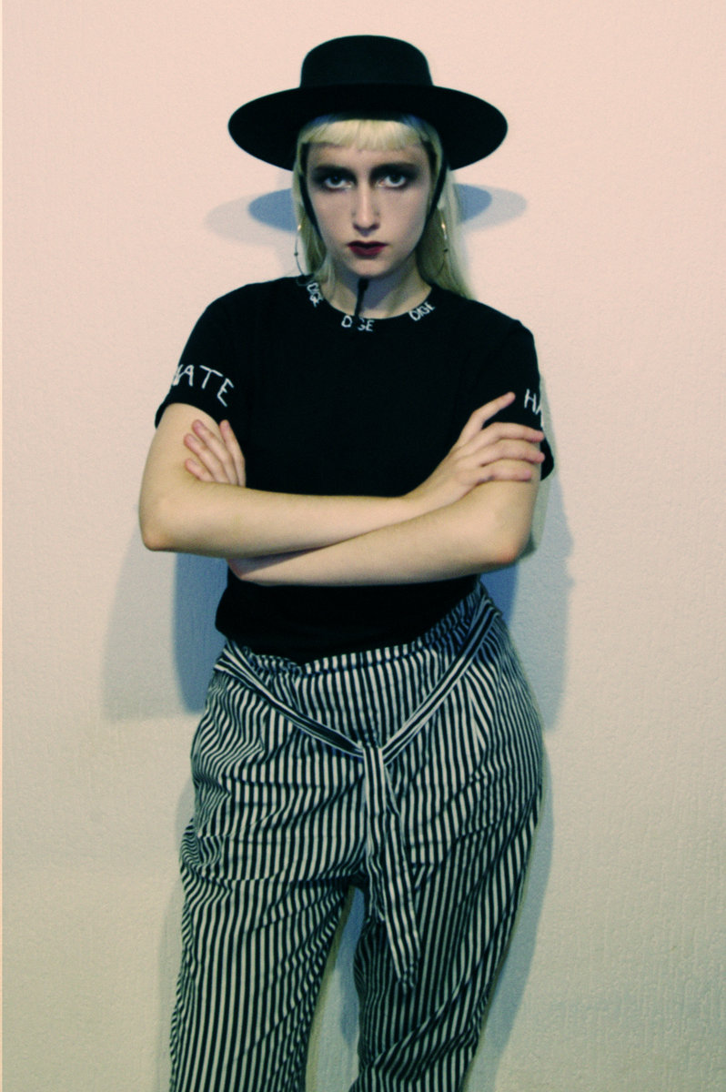 DIGE DIGE DIGE LOVE/HATE T-Shirt | Sally Dige