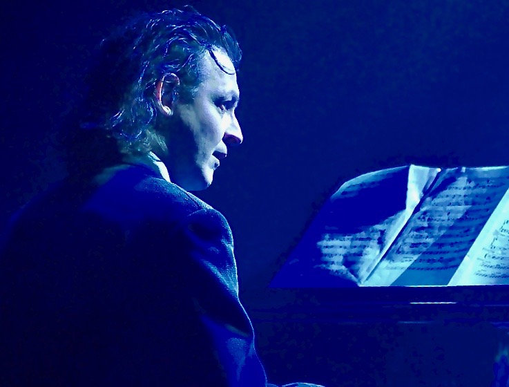 Red Circle | Simon Purcell