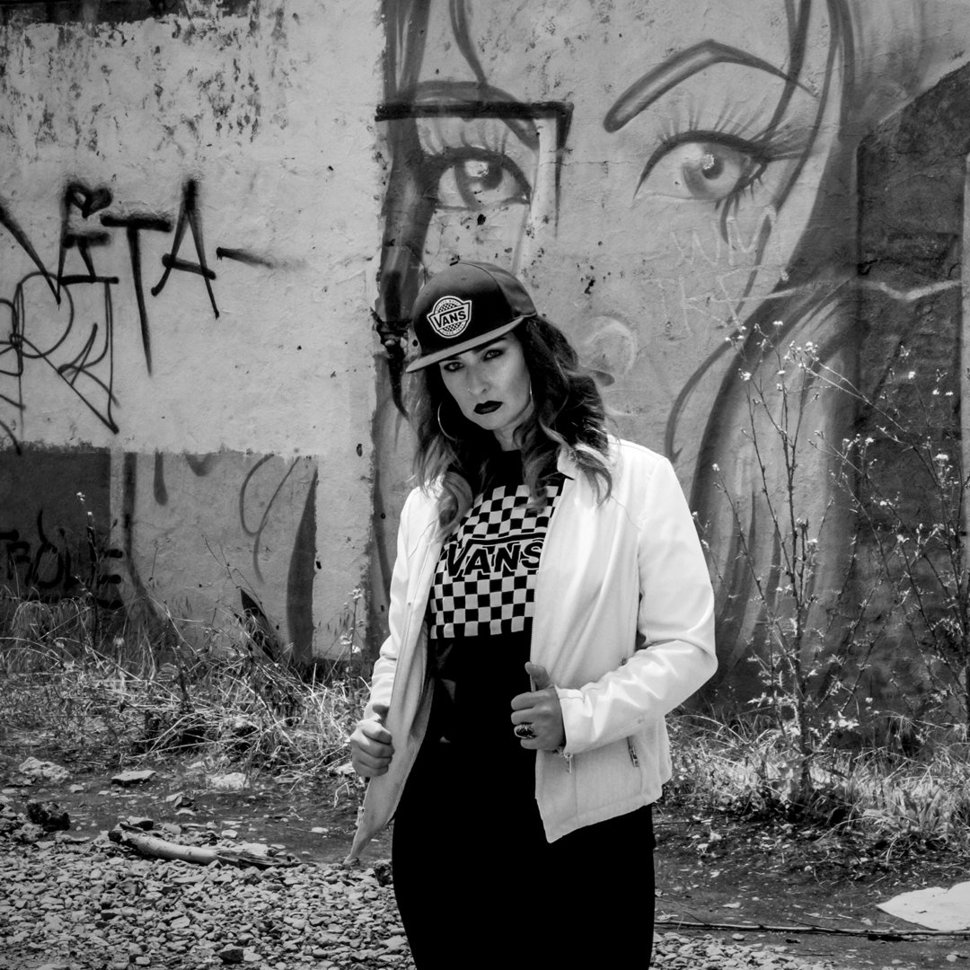 OUTSIDE THE BOX | KIM HITT