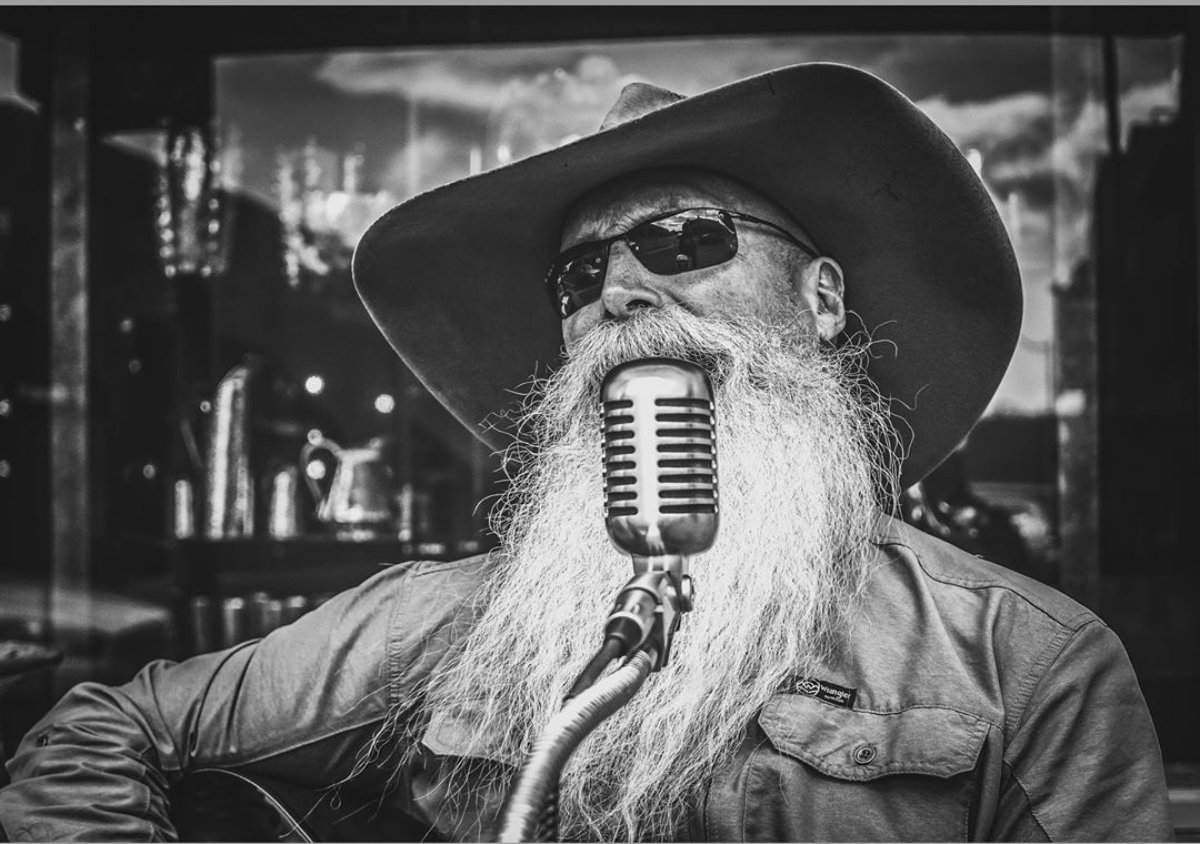 Amigos | Johnny Lloyd