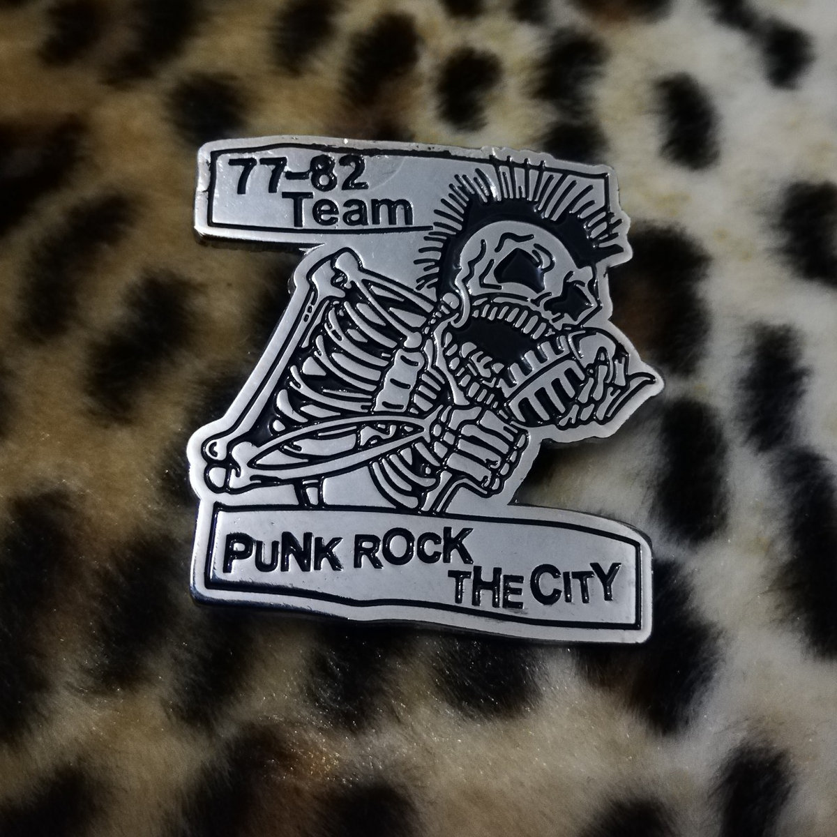 Enamel Pin 77-82 Team - Punk Rock the City | Punk 'n' Loud