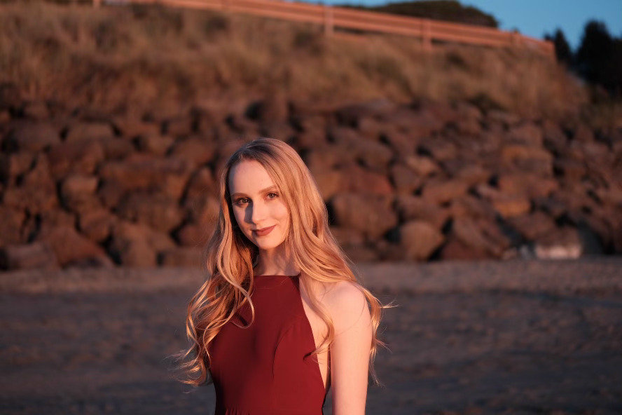 The Moon is a Lesbian | Izzy King