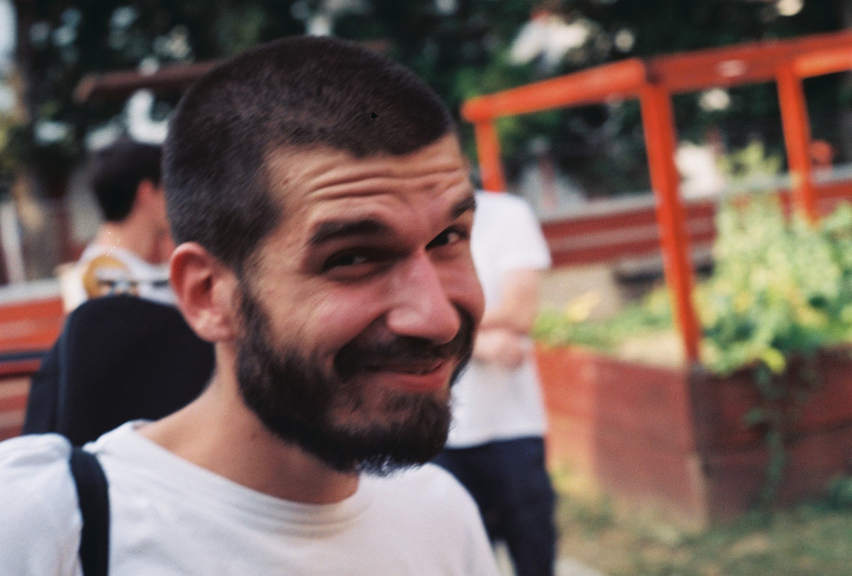 Zemlja Izlazećeg Kurca | MEGAZEN KLUB