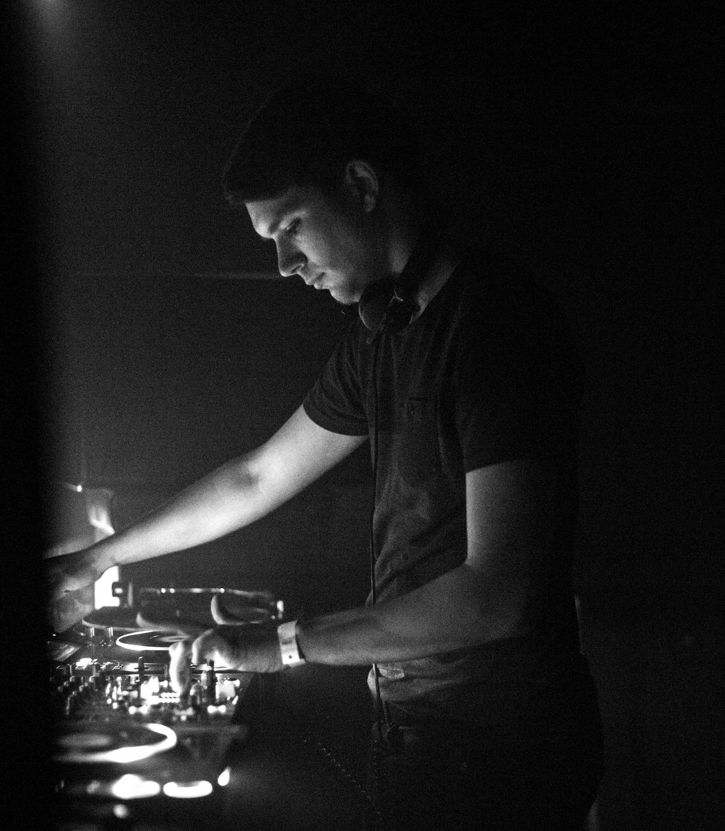 Retro Resonance | Piktor