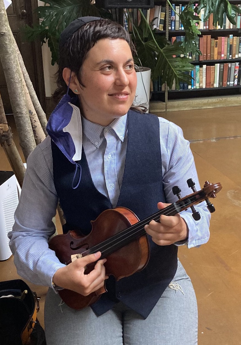Moishe Loves Zemiros | Assortoed Jews | Moishe Luvs Shabbos