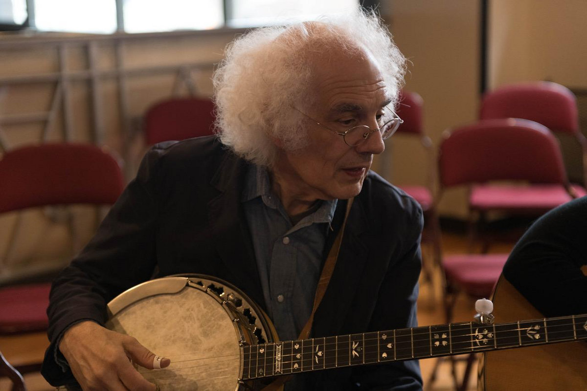 Hands on the tune | Stephen Wade