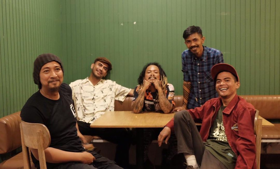 Hang Loose Baby | The Paps