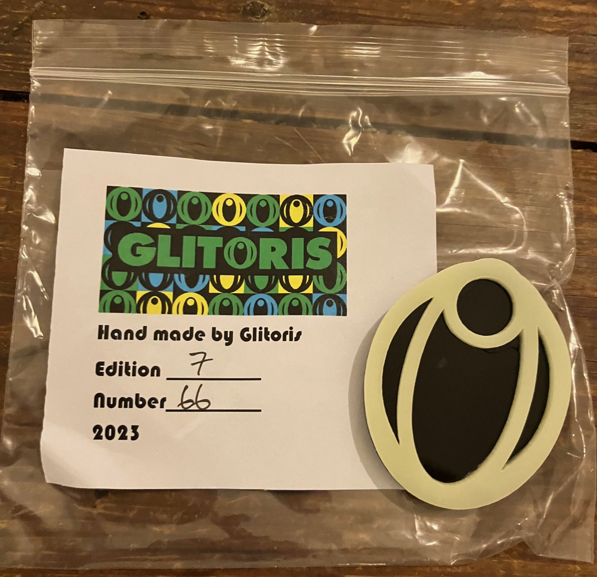 VADGE BADGE - Ed. 7 Glow-in-the-dark | Glitoris