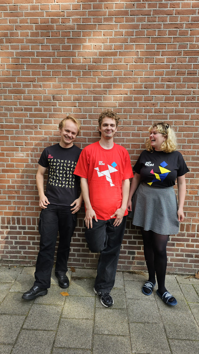Black Bobbie T-shirt Multiple bobbies | Pip Blom