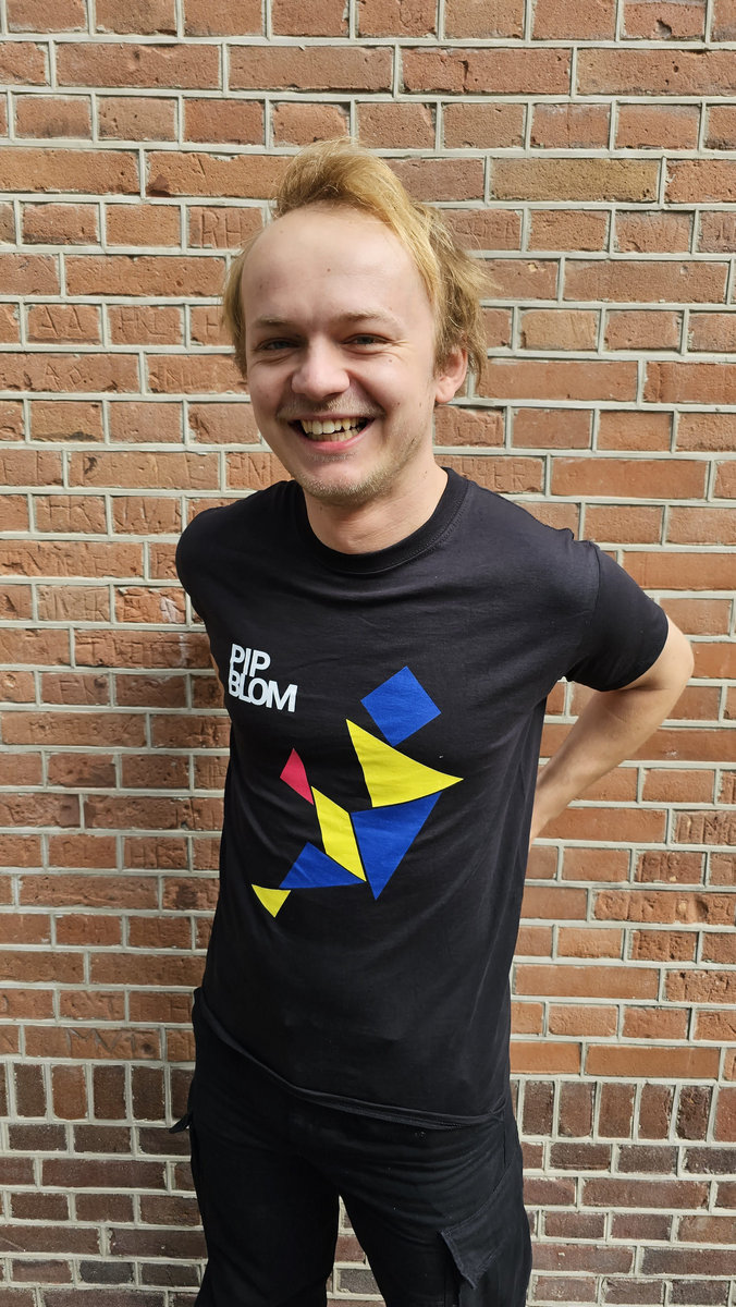 Black Bobbie T-shirt | Pip Blom