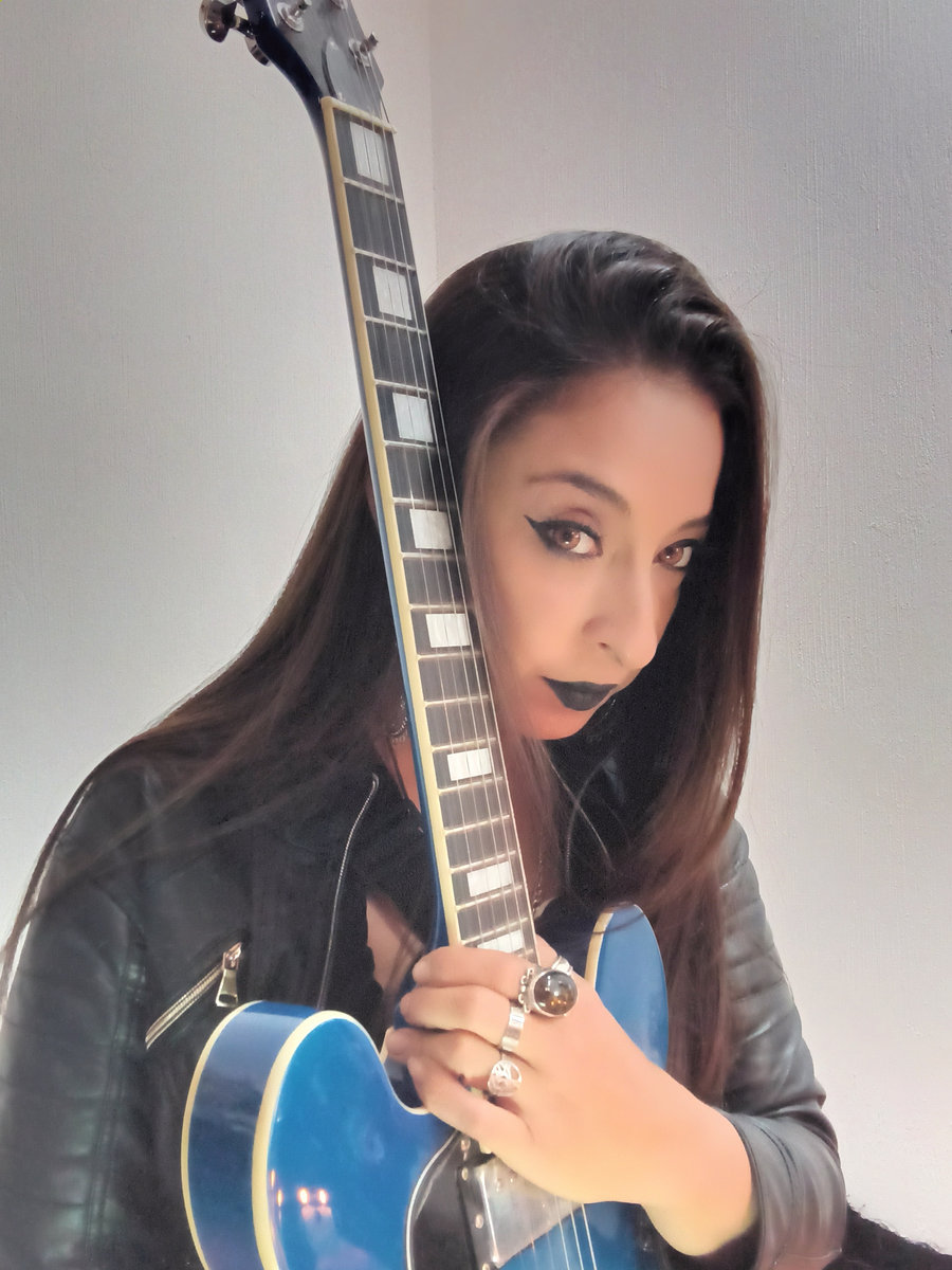 PYTHONISSAM | Sophíe Lorraine