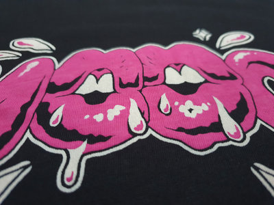 Smooch/ Logo T-Shirt | Wanda Records