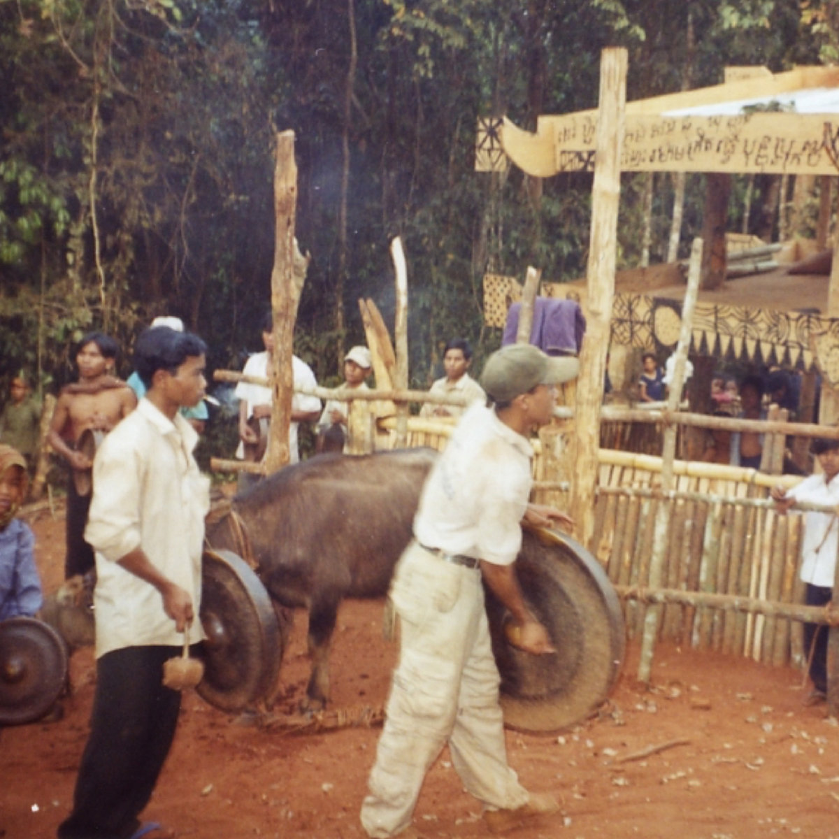 FUNERAL GONGS CEREMONIES IN RATANAKIRI CAMBODIA | KINK GONG / SUBROSA ...