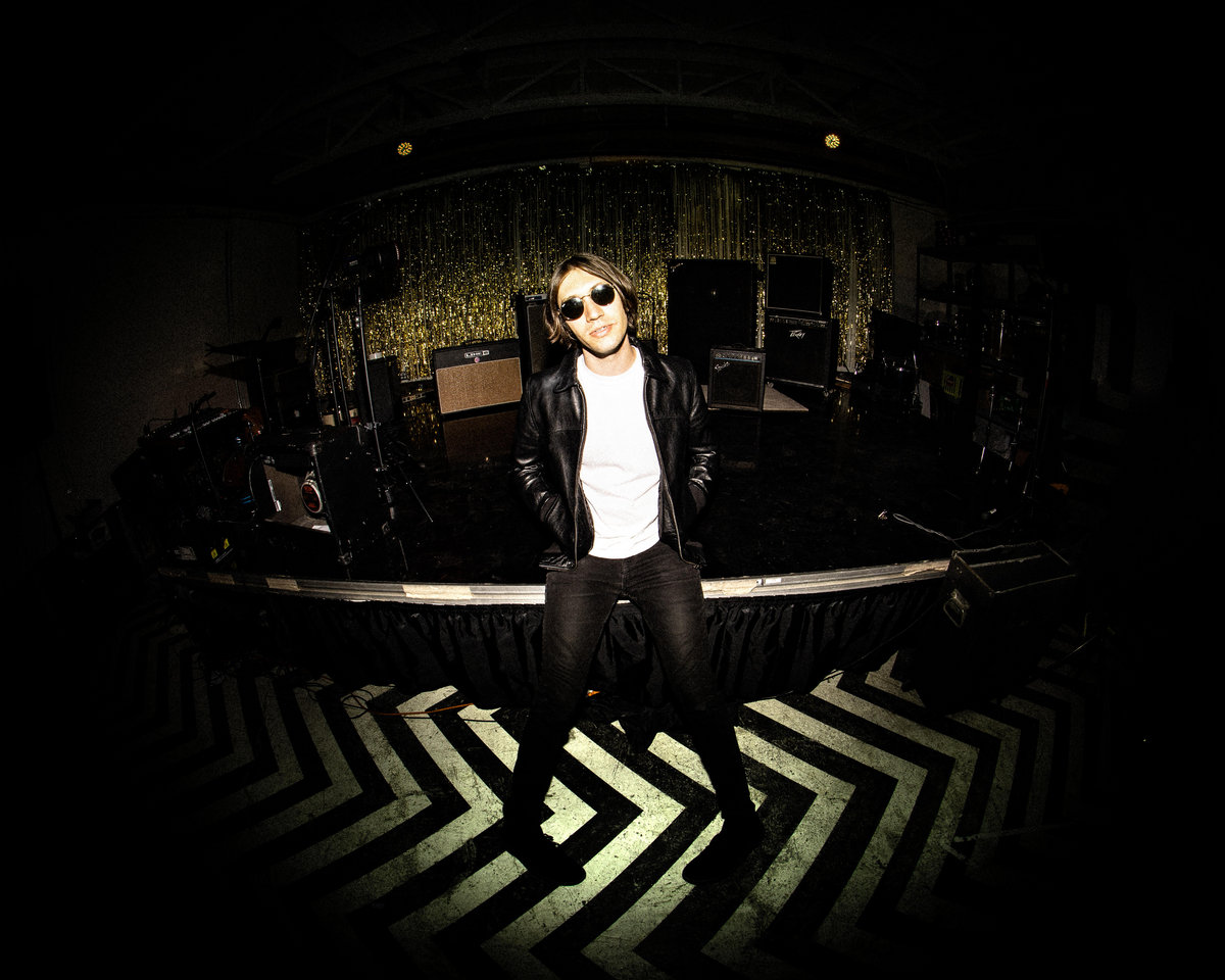 Domino | Lucas Aaron