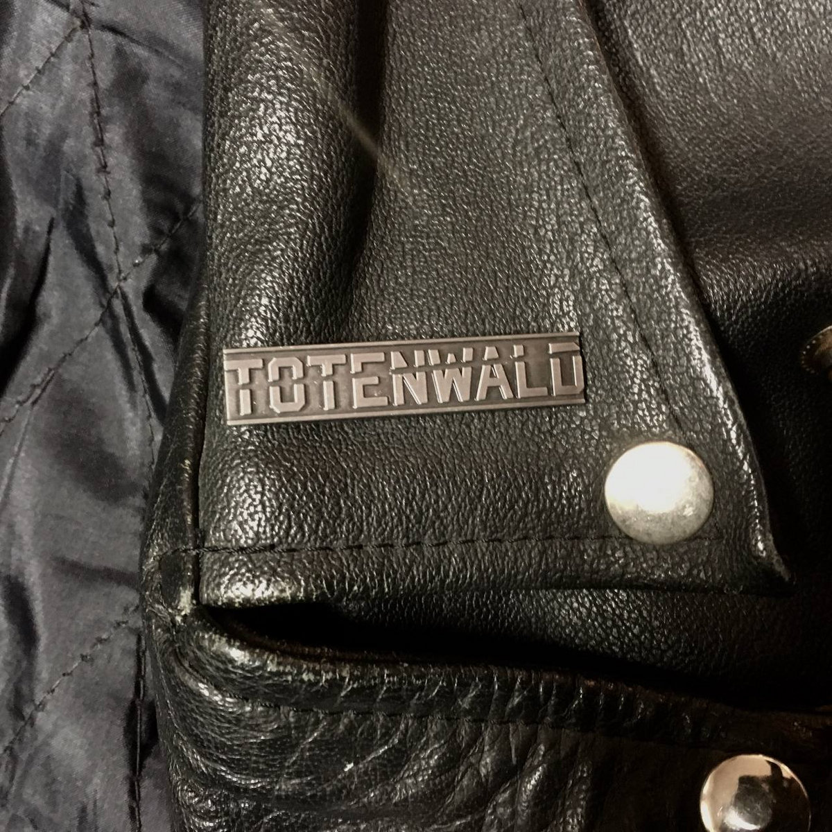 Embroidered patch and metal enamel pin set | Totenwald