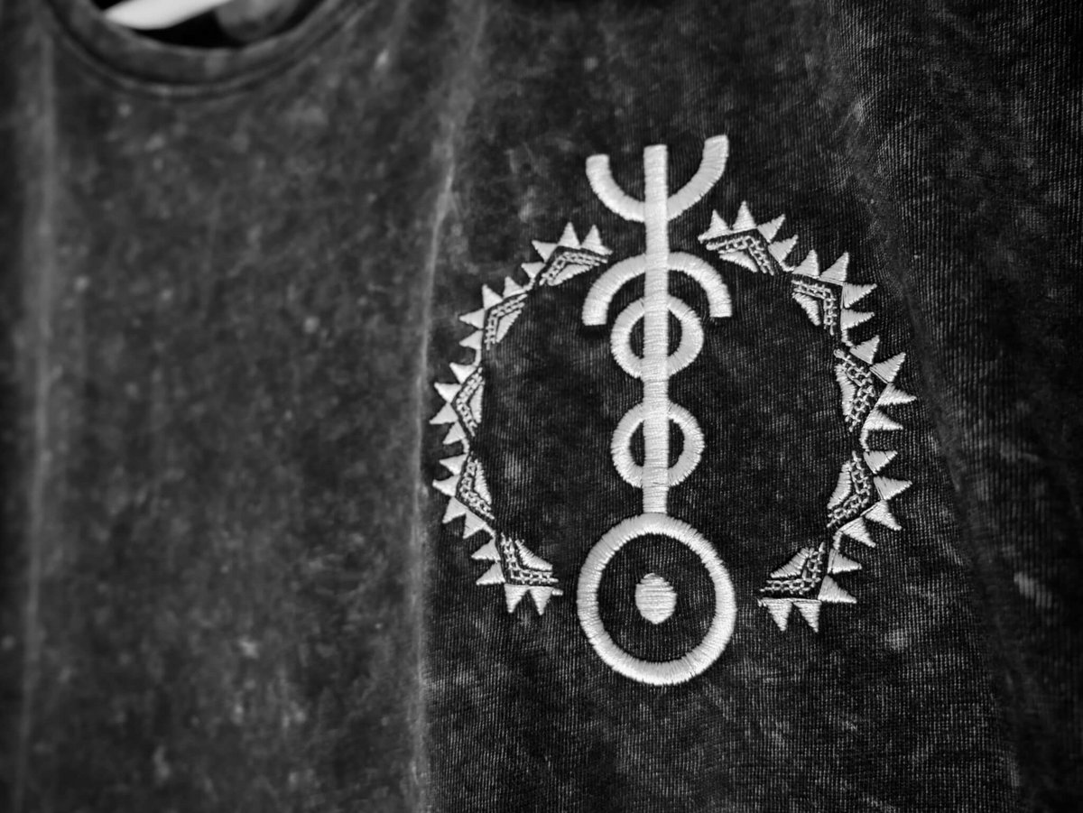 EMBROIDED GRUNGE DENIM T-SHIRT (Black) | Znous زنوس