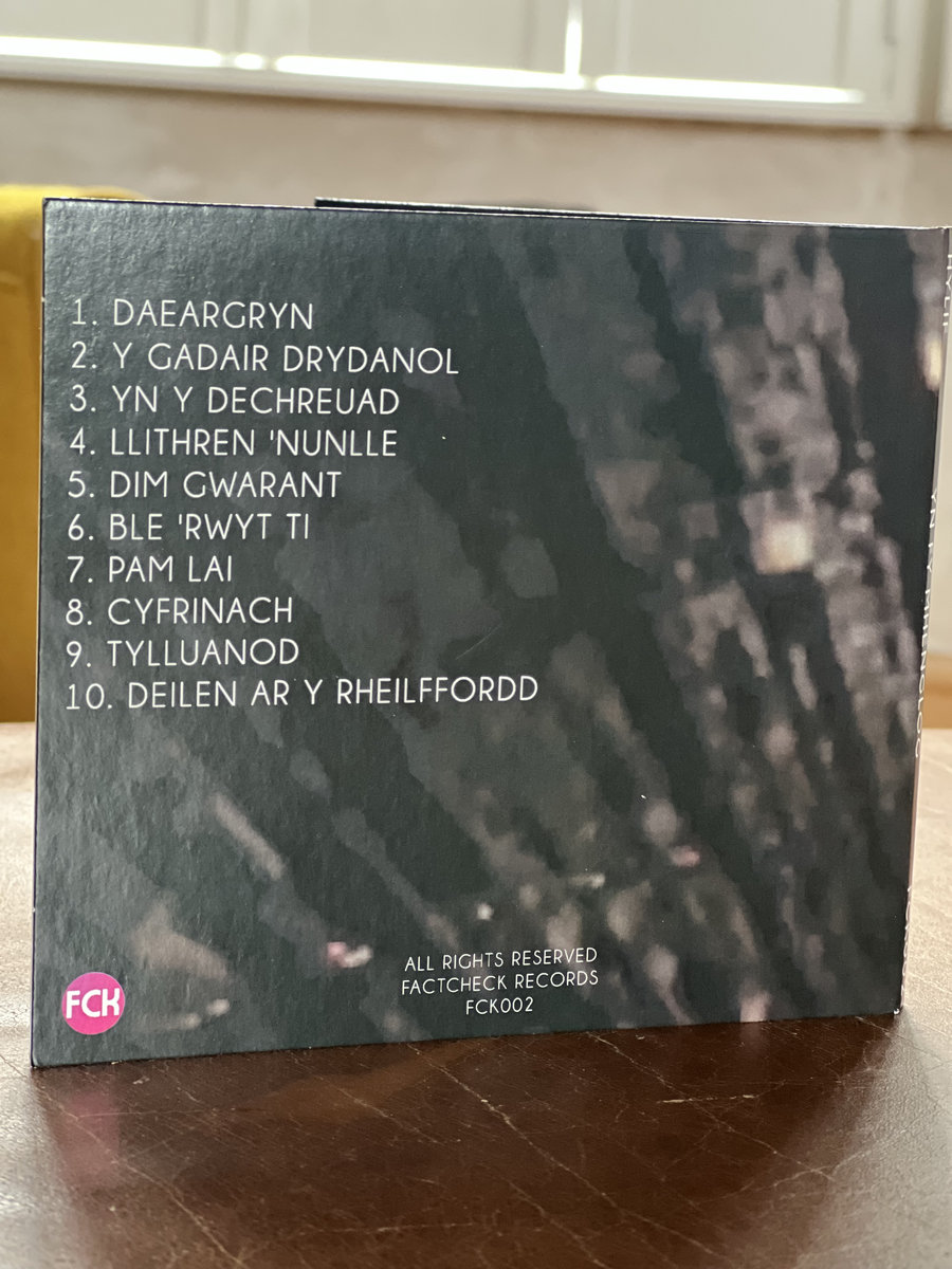 Yn Fy Mhenglog | Hylif