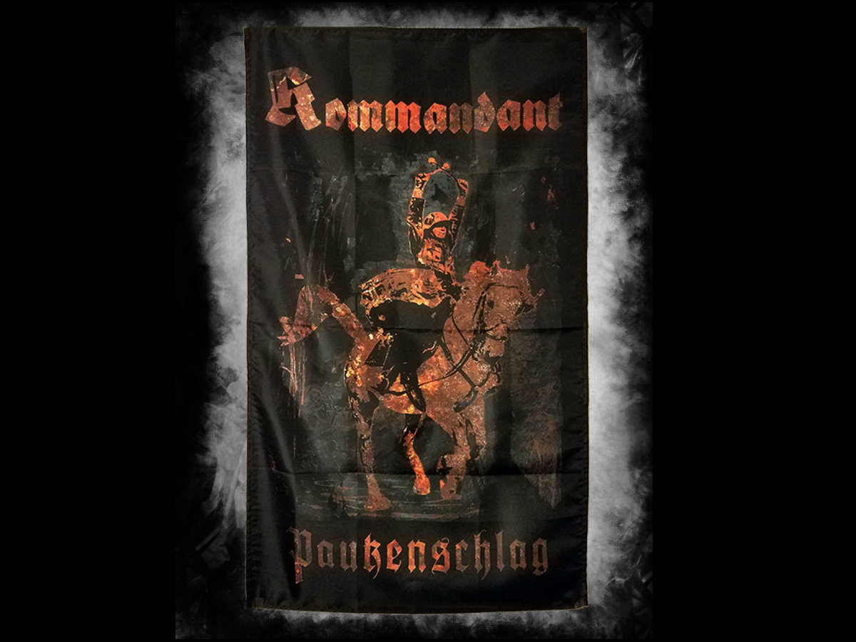 Paukenschlag Poster Flag | Kommandant