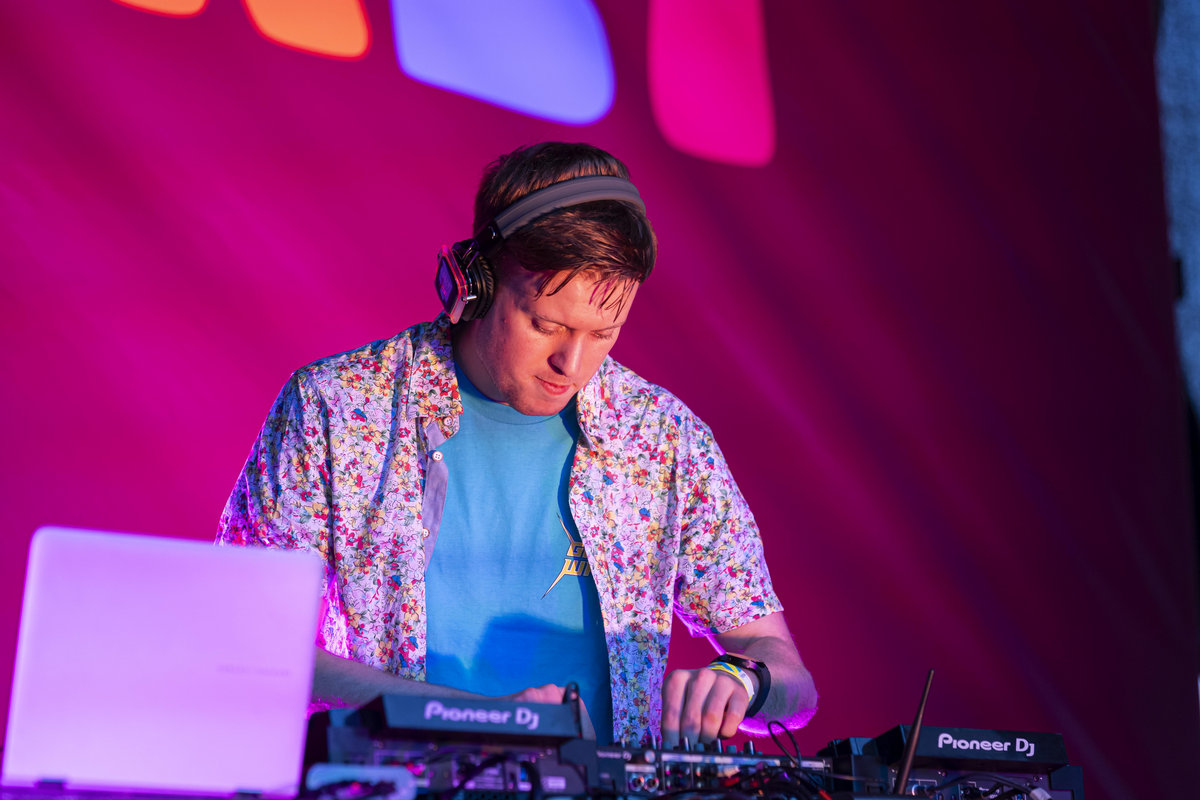 Club DJs Dropping the Worst Mashups: Volume 3 | Snowdream