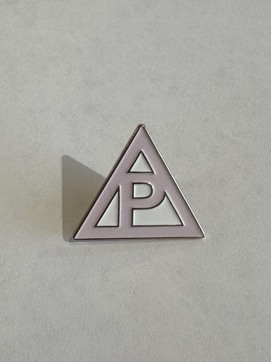 Triangle P pin | poppy