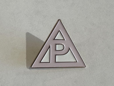 Triangle P pin | poppy