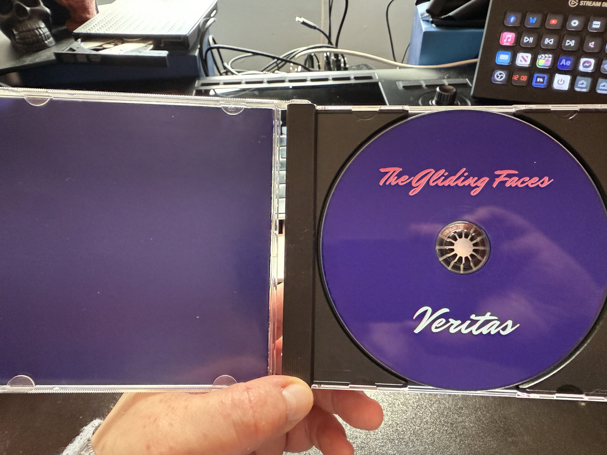 Veritas | The Gliding Faces