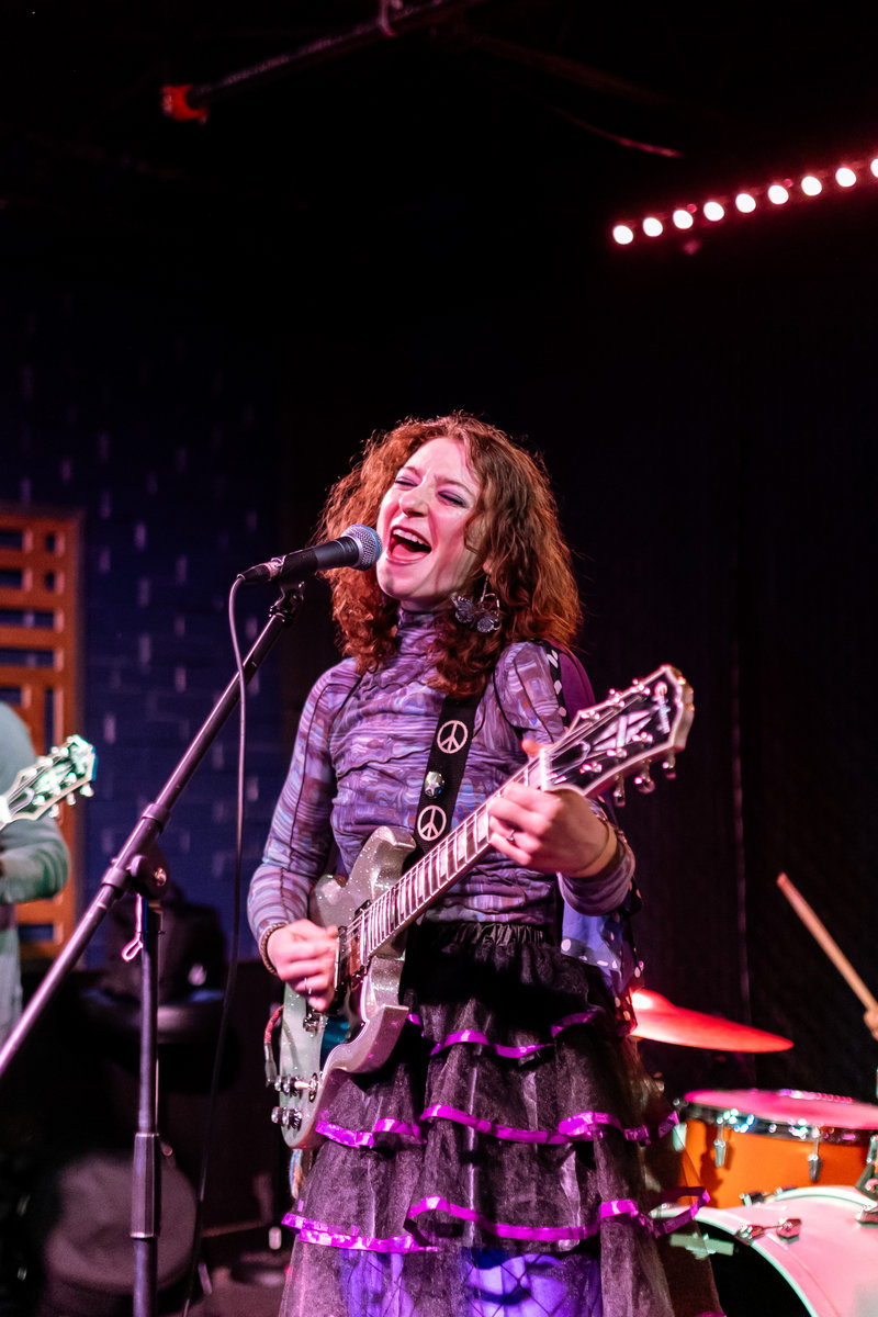 Game | Poison Ivy And The People