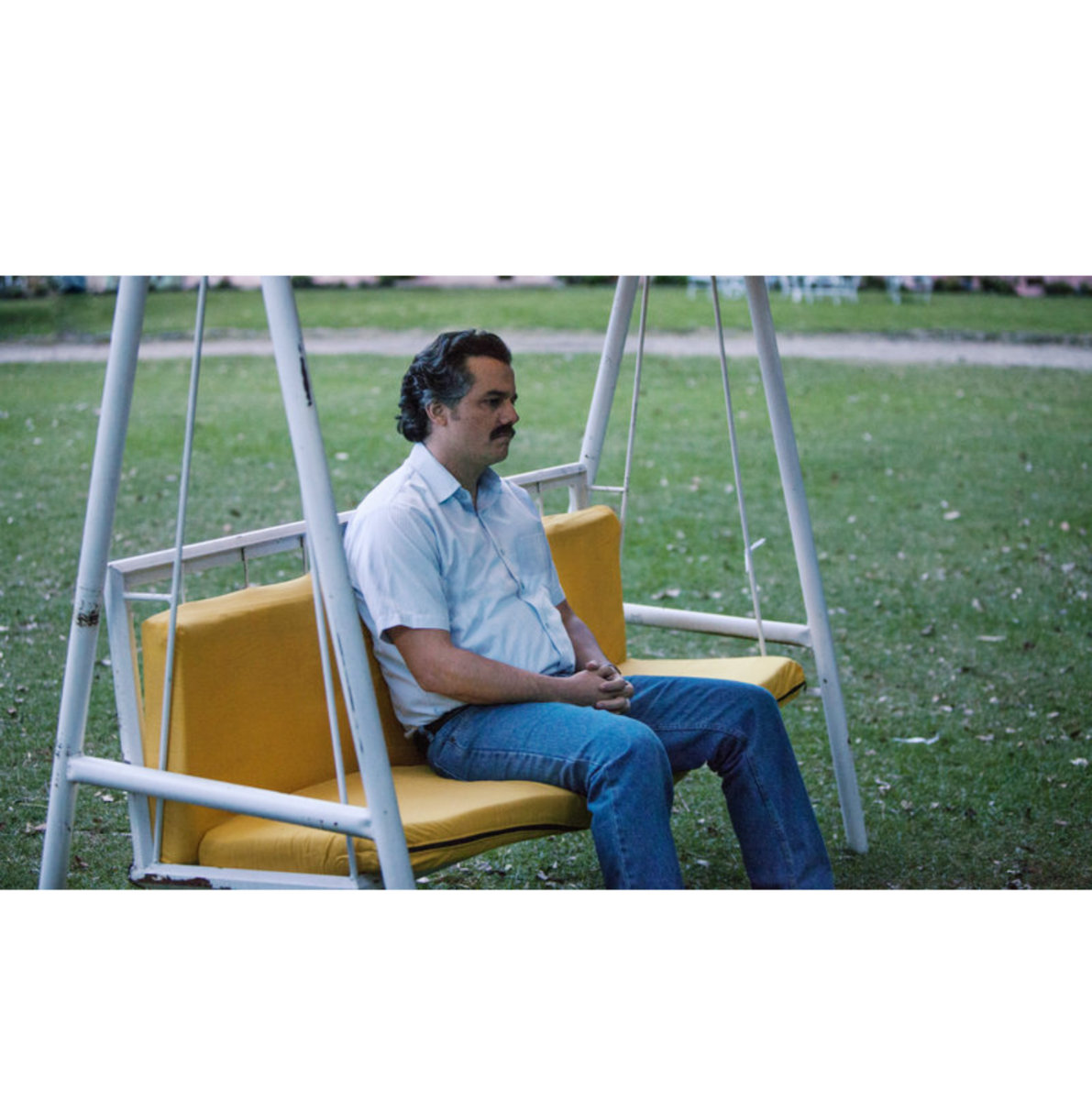 Pablo Escobar waiting | M