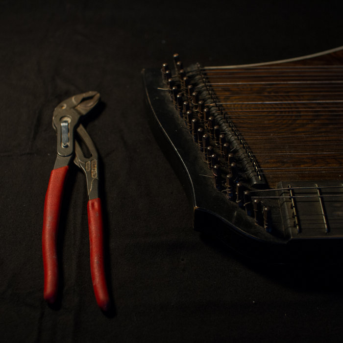 Piece for zither and pipe wrench | Benedikt Flückiger