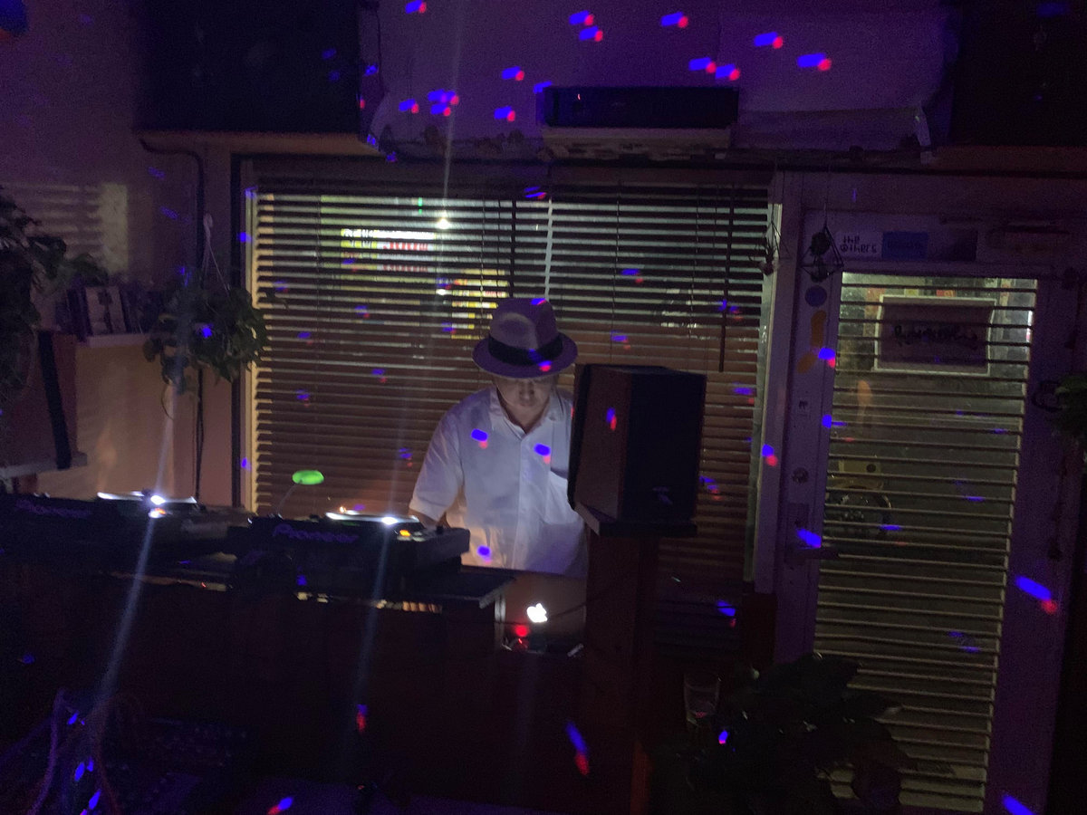 Live DJ Ambient Set 20190830 at Howwhat | silentwave