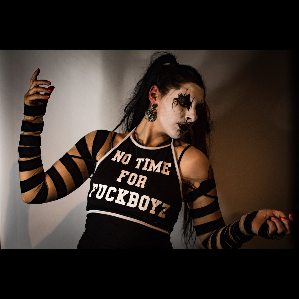 'Tones & Whiskey | Pretty Addicted