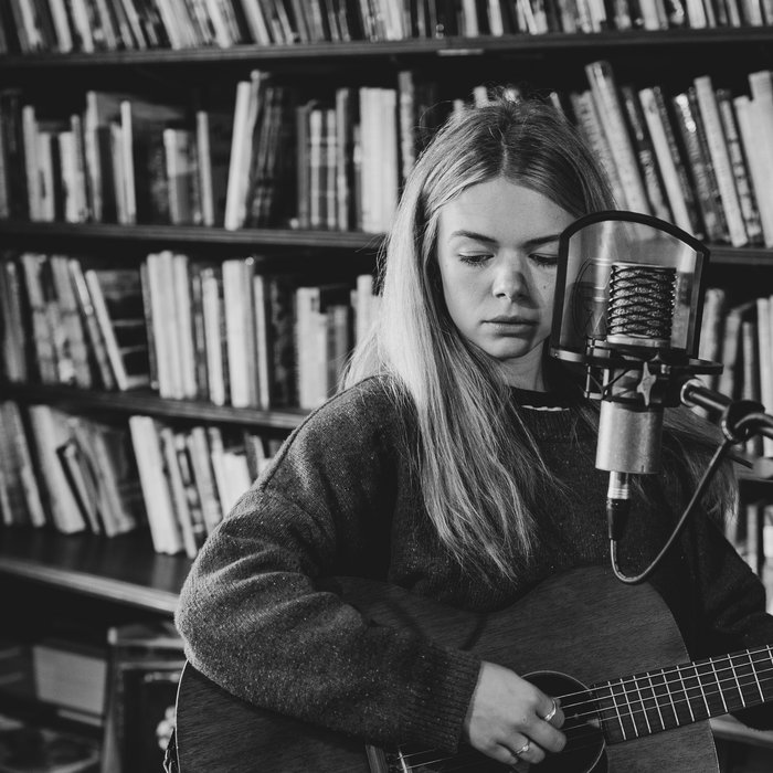 Live from Abbey House | Chloe Foy