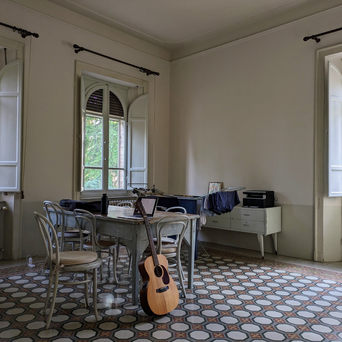 Arctic Monkeys in a living room with bad acoustics | Stefano Ciri