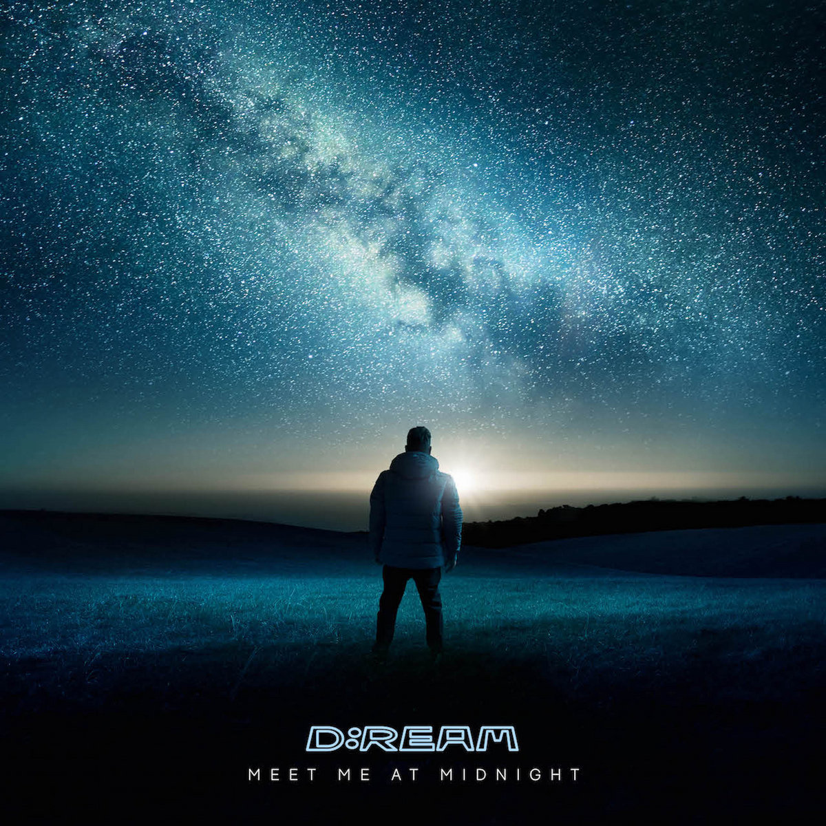 Plankton glowing this morning at Penmon lighthouse, Anglesey : r/CasualUK