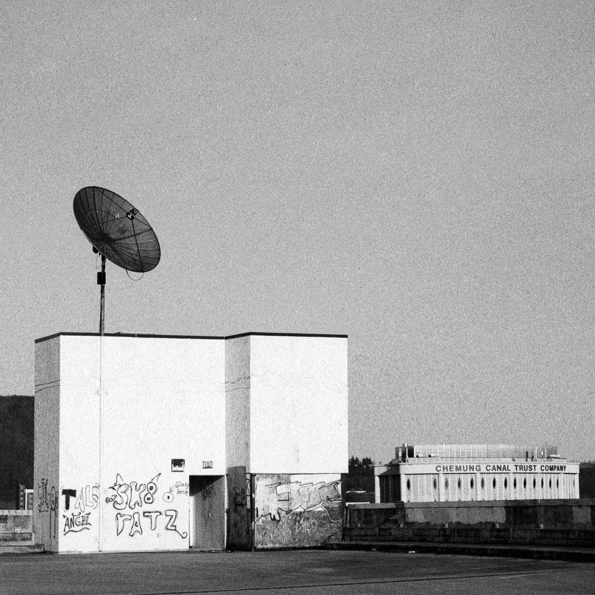 DUST MIGHT | TALLER MORAINE