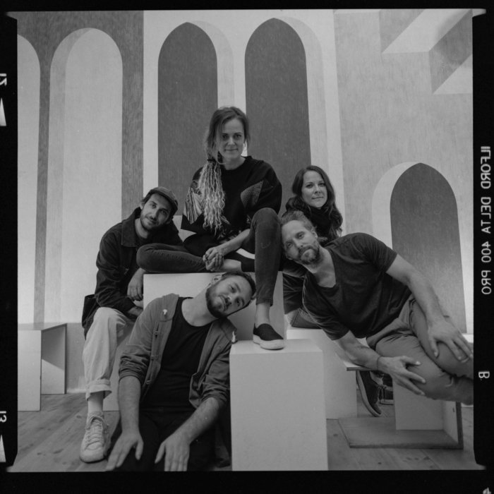 HOLLÓ - First | HOLLÓ